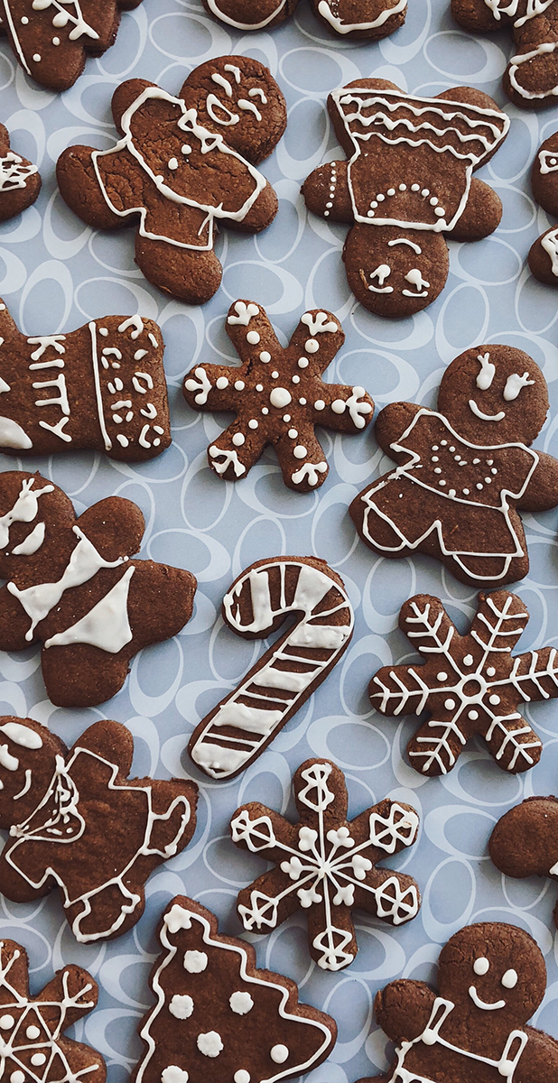 Gingerbread Christmas Decorations/Cookies - Radio Christmas